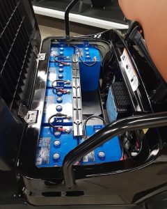 ゴルフカート搭載写真_フルリバーバッテリー8V - デルテック東京